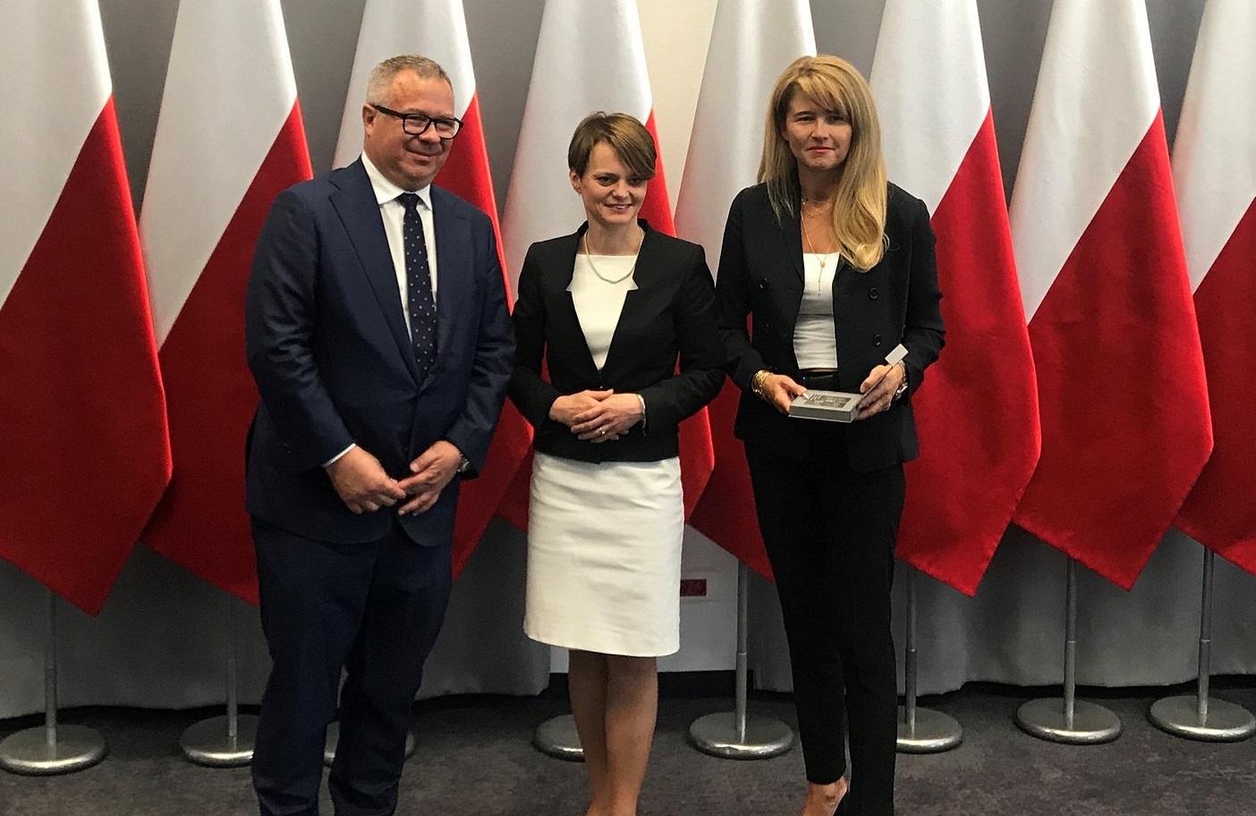 Małgorzata i Maciej Adamkiewicz z nagrodą od Jadwigi Emilewicz ...